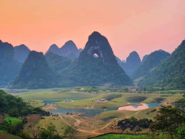 Khám phá núi Mắt Thần - Ngọn núi độc nhất vô nhị ở Cao Bằng