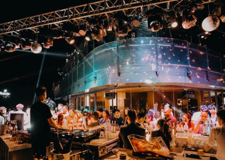 Top 15 quán bar quận 1 "cháy" nhất 2025 được dân Sài Gòn yêu thích