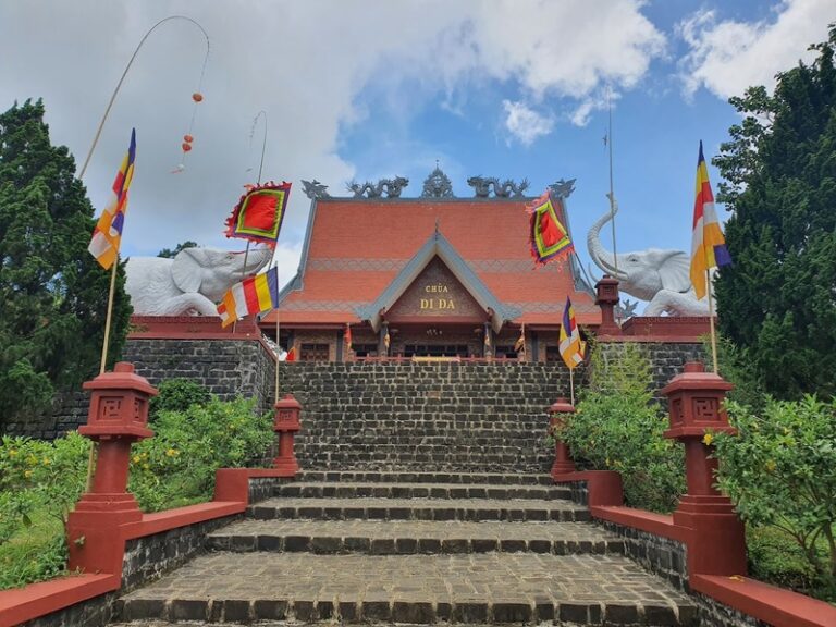 Chùa Di Đà Bảo Lộc - Ngôi chùa đẹp và lớn nhất xứ sương mù